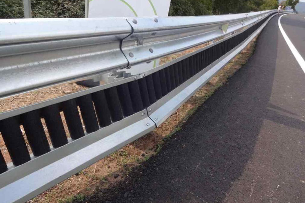 Un guardarrail seguro para motos y bicis | Eurolloyd Correduría de Seguros